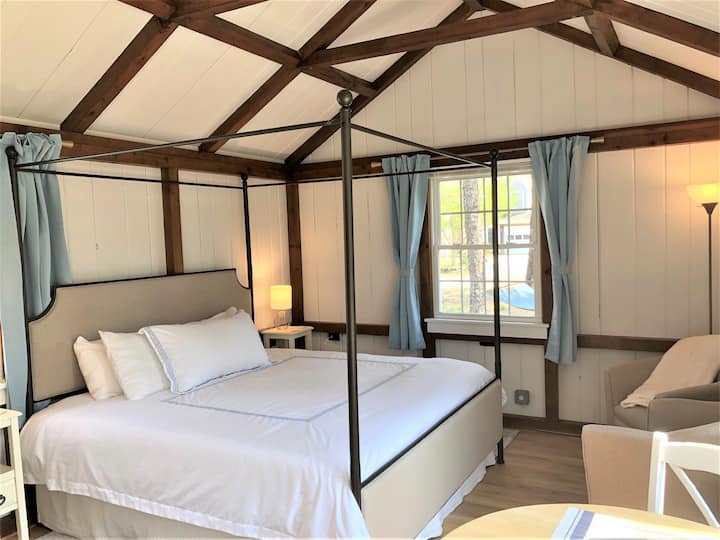 The Seagrove: King Deluxe Suite - Eastham, MA