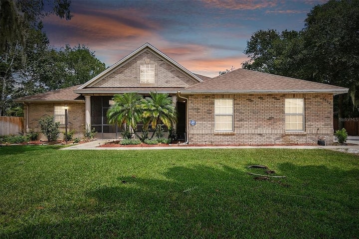 Beautiful Lake View Home - Deltona, FL