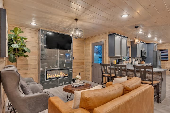 Pigeon Forge Cozy Cabin W/ Theater, Game & Hot Tub - Pigeon Forge, TN