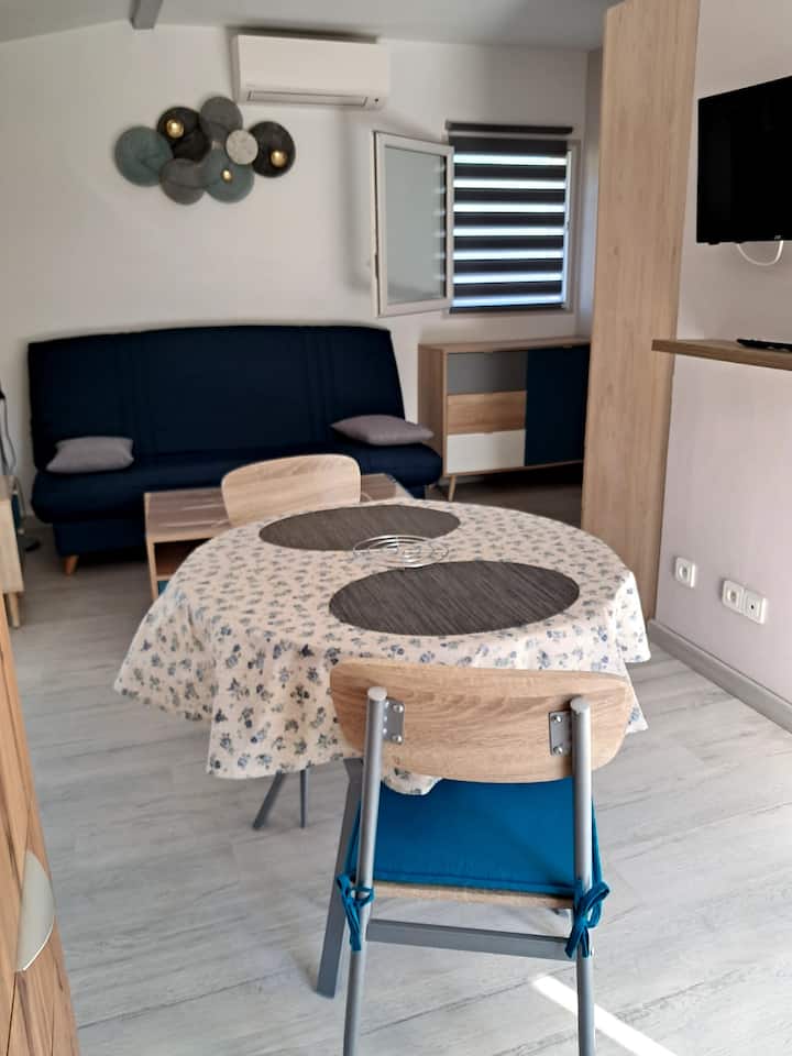 Charmant Studio En Maison Avec Terrasse Et Jardin - Vence