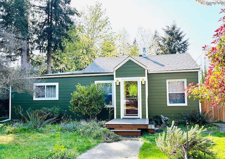 Charming 1920s Bungalow Minutes From Downtown Oly - Olympia, WA