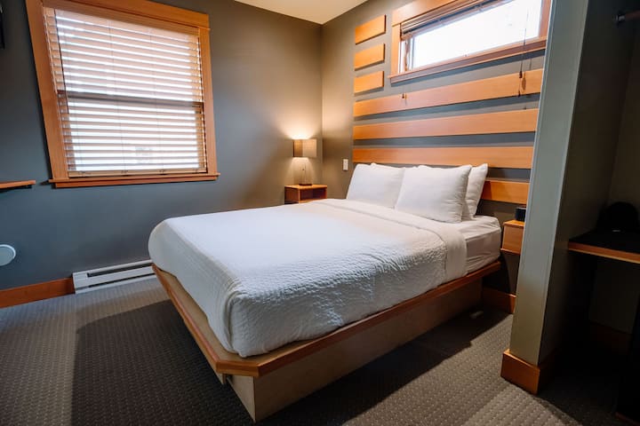 Queen Room In Boutique Hotel - Hood River, OR