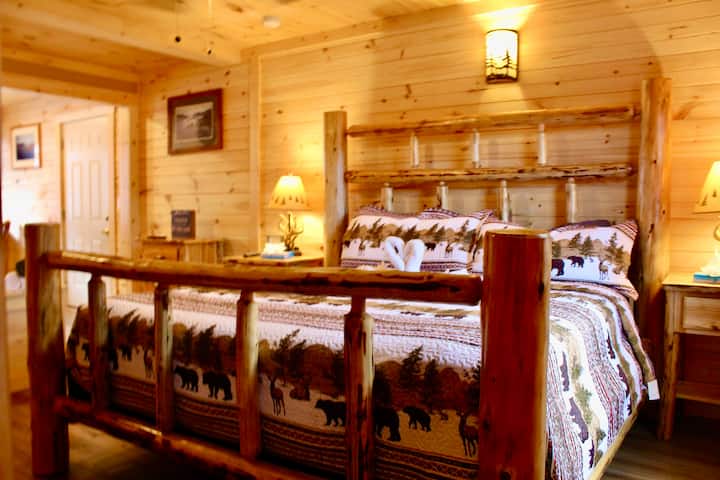Romantic King Studio W/ Private Jacuzzi & Pool - Lake George, NY