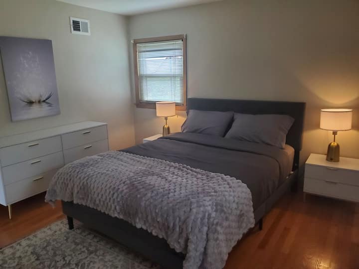 Chic Upper 1 Bed Near St. Lukes /Alverno College - Greenfield, WI