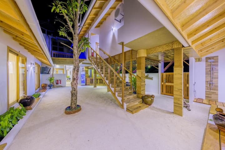 Charming 10-bedroom Villa - 40 Mins Boat From Male - Malé