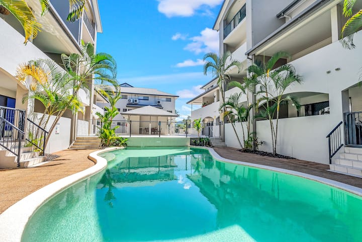 Poolside On Martyn—relax In Resort-style Comfort - Cairns
