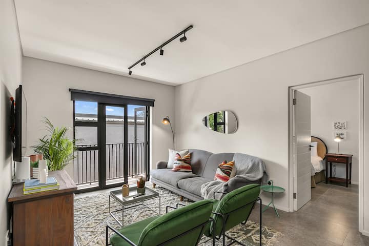 Spacious, Elegant, Secure 4-sleeper Apartment - Johannesburg