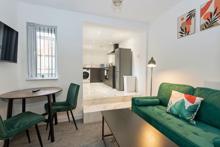 Large House | 10 Beds | Monthly & Weekly Deals - Hartlepool