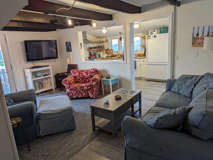 Charming Ri Beach Cottage - Narragansett, RI