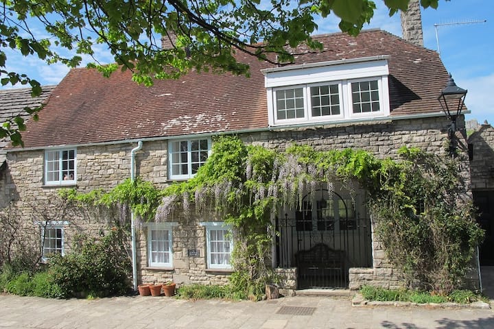 Cobblers Cottage, With Parking. Sleeps 8 - Wareham