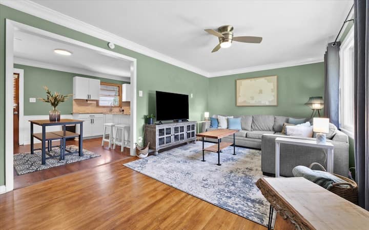 City Escape Home Country Charm -#Hpu/ Ihfc/rockers - High Point, NC