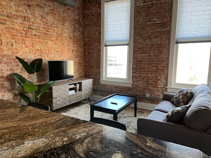 Clean And Cozy Urban Living - Council Bluffs, IA