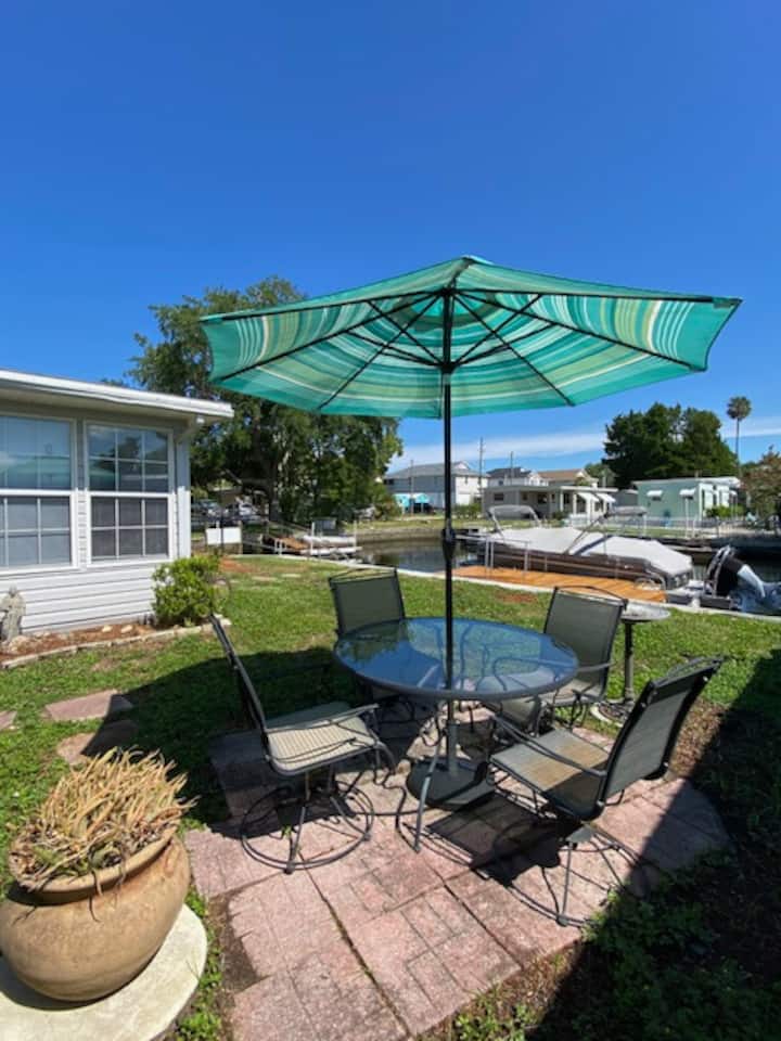 Waterfront Dolphin Retreat Weeki Wachee - Weeki Wachee, FL