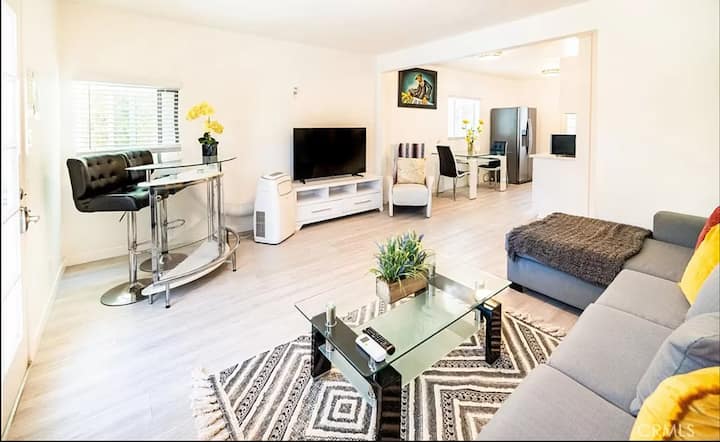 Address : 728 Vernon Ave, Venice - Marina del Rey, CA