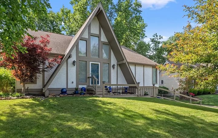 Private Room In Huge Modern Home - Kansas City, MO