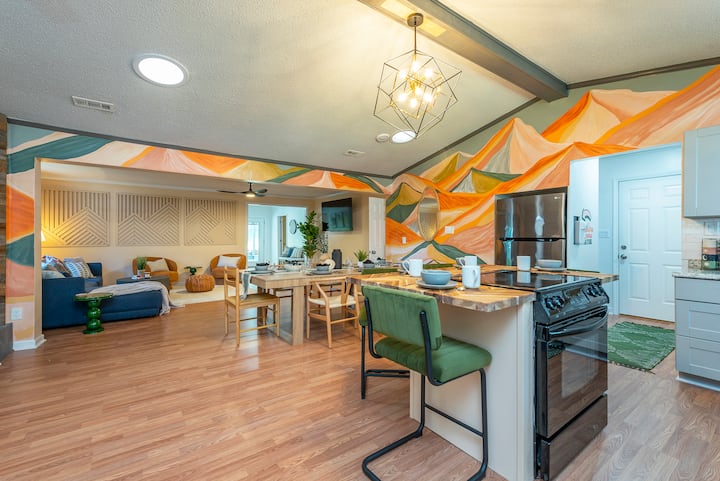 Vibrant Av 5 Br Home! Hot Tub, Game Room, Fire Pit - Weaverville, NC