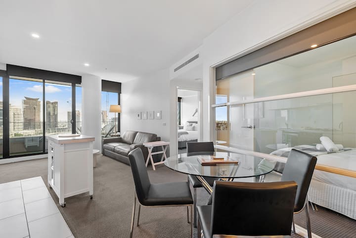 Waterfront 2br | Pool, Spa, Walk To Crown & Marvel - Melbourne