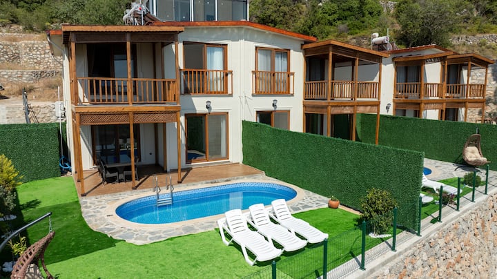 Marmaris Söğüt'te Deniz Manzaralı Havuzlu Villa - Selimiye