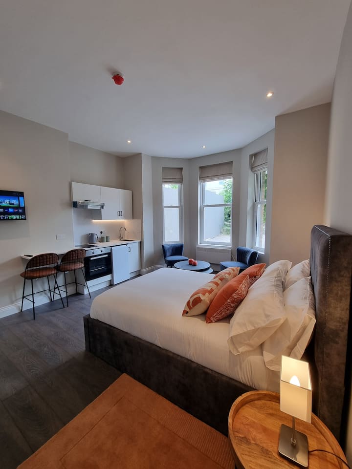 Spacious Studio Apartment - Bournemouth