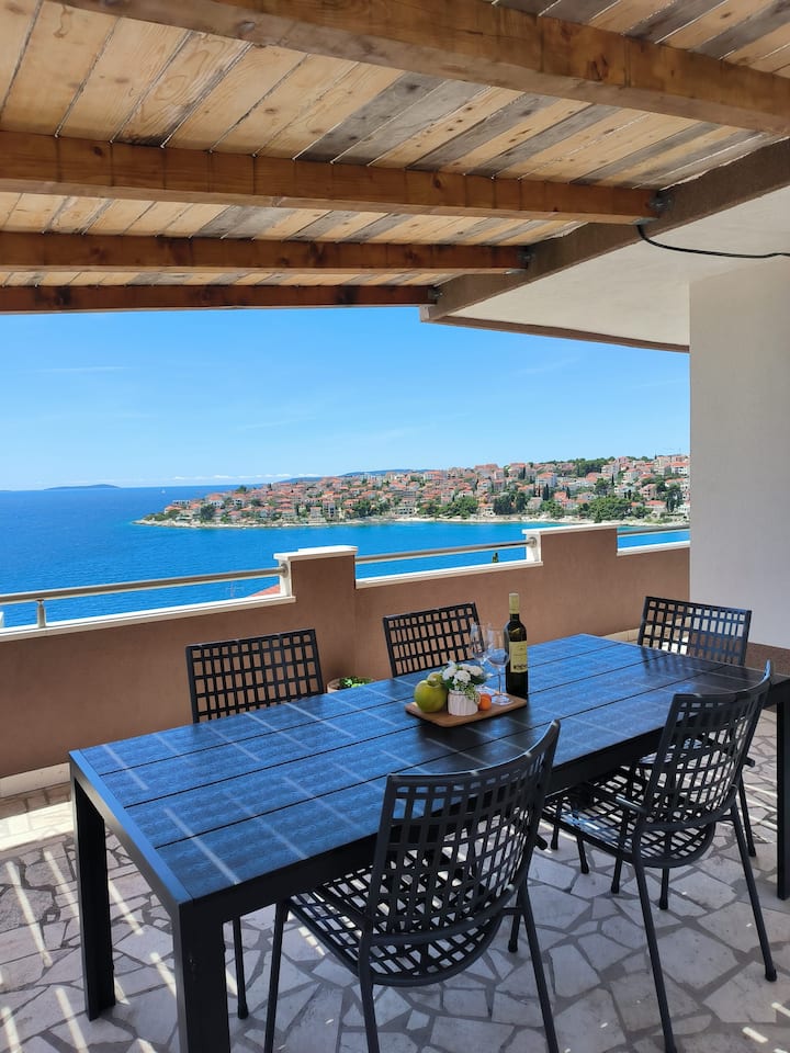 Holiday House Dea With Outdoor Jacuzzi - Okrug Gornji