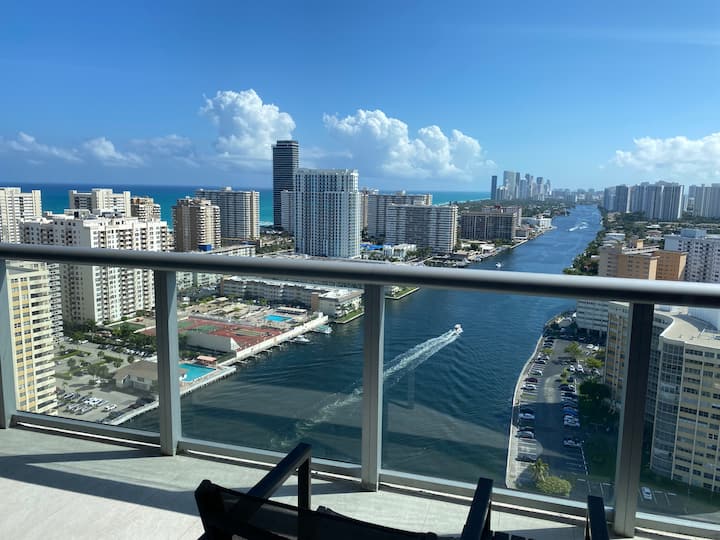 Beachwalk Studio Apt W/ Beach Service - Sunny Isles Beach, FL