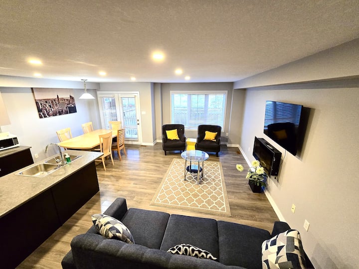 Gorgeously Clean Home. 4 Beds 3 Bedrooms - Hamilton