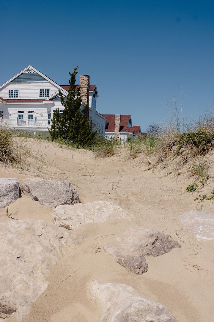 Executive Beachfront Villa: Sleeps 8! - Sheboygan
