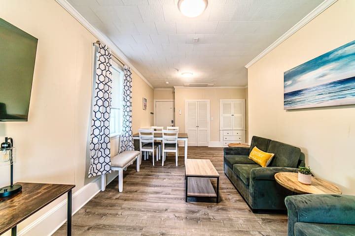 Spacious One Bedroom In Falmouth - Old Silver Beach, MA