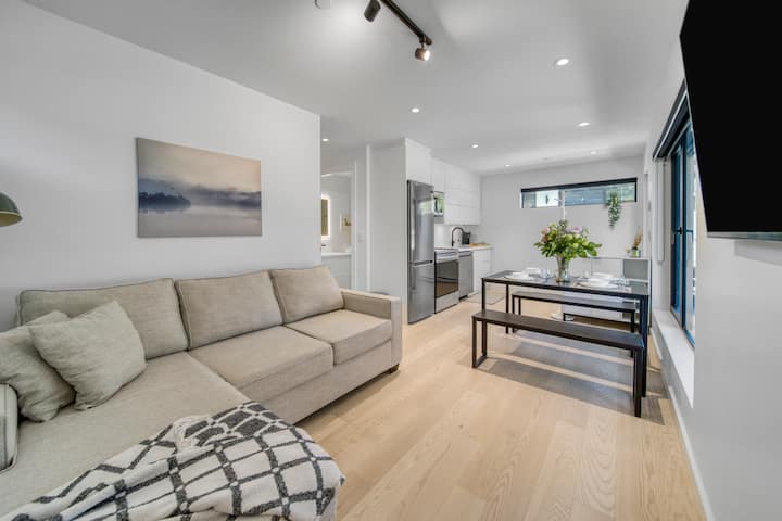 New Modern Dunbar Laneway Getaway - Vancouver