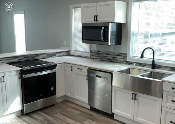 Stunning Lower 2 Bedroom Unit! - Greenfield, WI