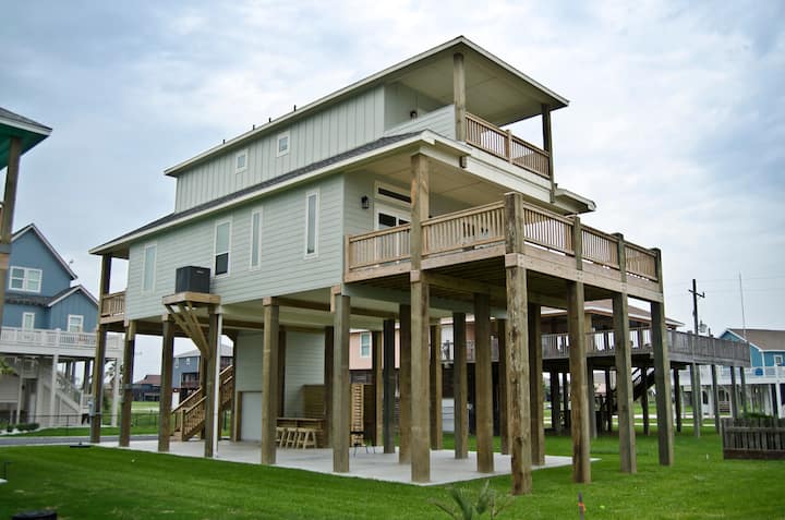 4br/4ba Relaxing Gulf Coast Getaway– Walk To Beach - Crystal Beach, TX