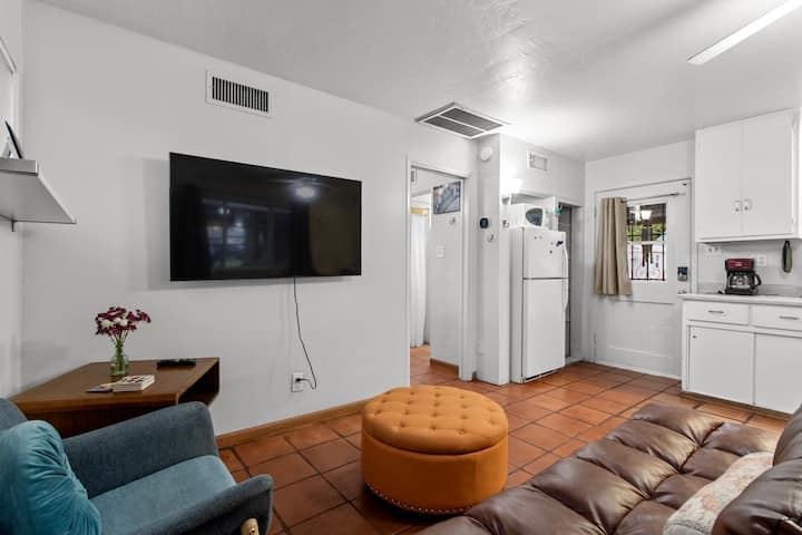 Sunlit Palm Cottage In Uptown Phoenix - Phoenix, AZ