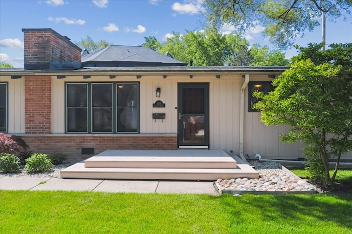 Bright & Modern Home - Highland Park, IL