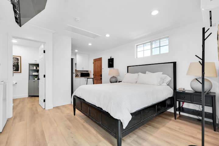 Tranquil Studio With Your Own Private Yard - Westlake Village, CA
