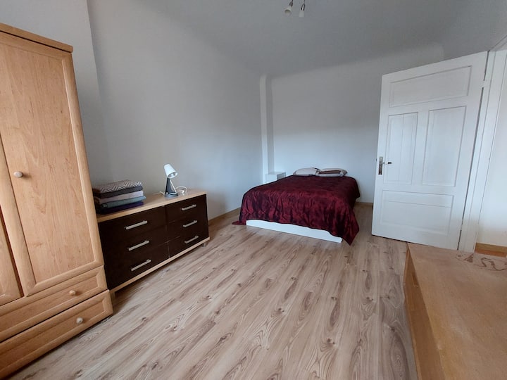 Airy & Simple | 2 Rooms | Free Street Parking - Lettonie