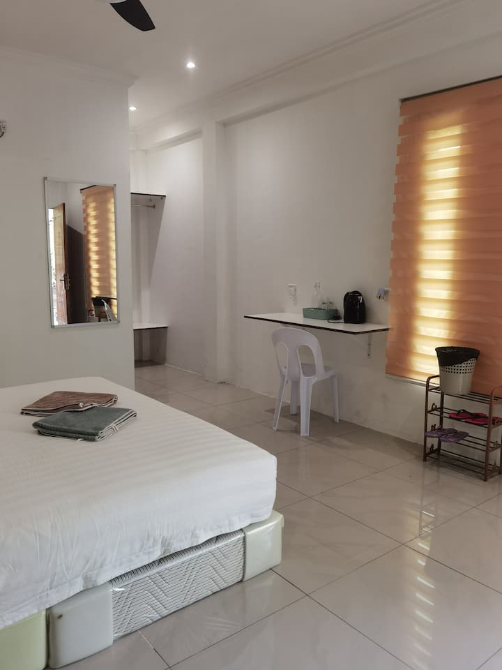 海明威度假屋双人房新建，一楼，特大双床(King)，独立卫间阳台, 有潜水学校，近市区无清洁费 - Semporna