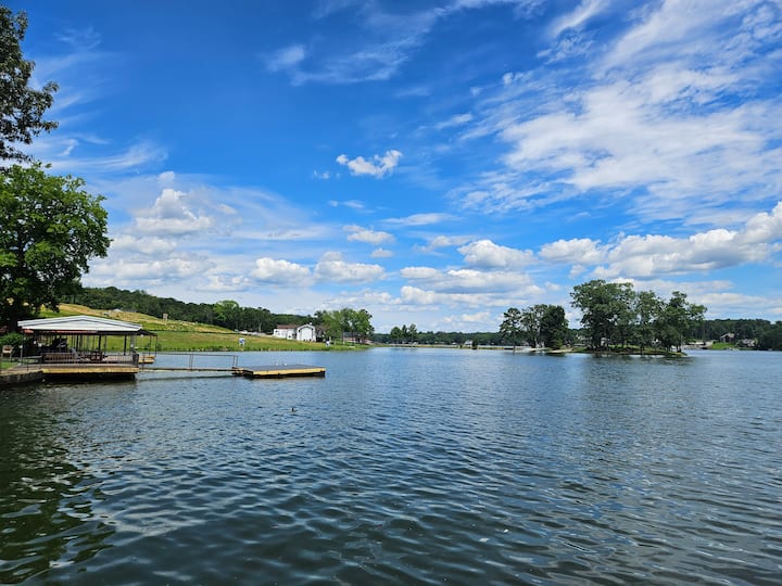 Stunning Lakefront Condo - Hot Springs, AR