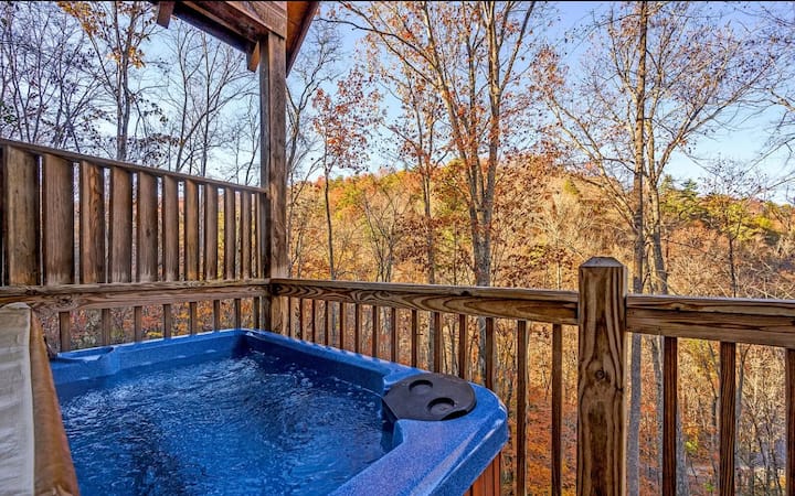 Privatetreehouse W/level/paved Prkng,hot Tub,pool! - Pigeon Forge, TN