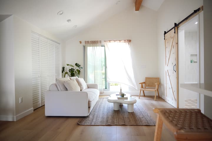 Super Stylish Guesthouse - Calabasas