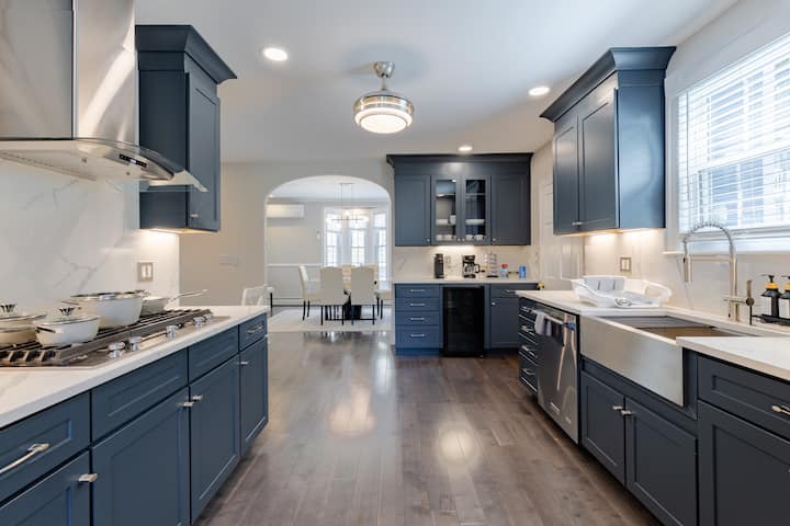 Boston Home: 5br, 6 Beds, Sleeps 12, Free Parking! - Dorchester, MA