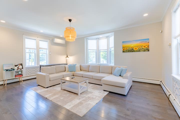 Spacious Home ~Families & Groups~ Parking~backyard - Boston