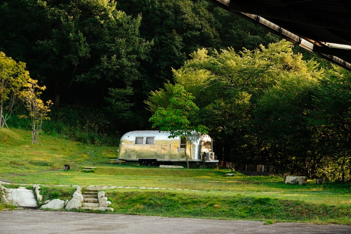 自然に囲まれたキャンピングカー（エアストリーム）で、一味違ったキャンプ体験 - Nikko