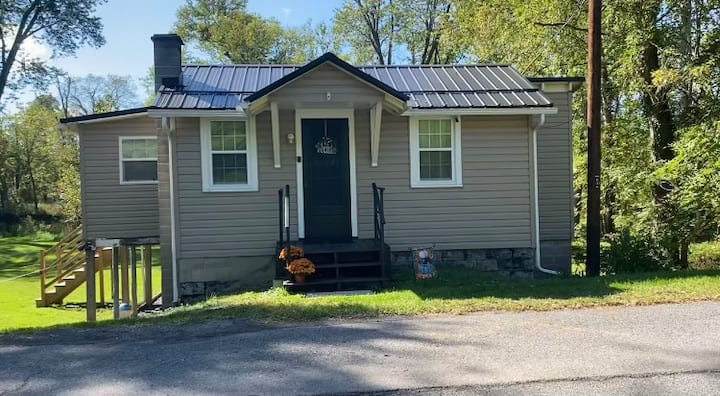 Riverfront 2-bedroom Cottage - 