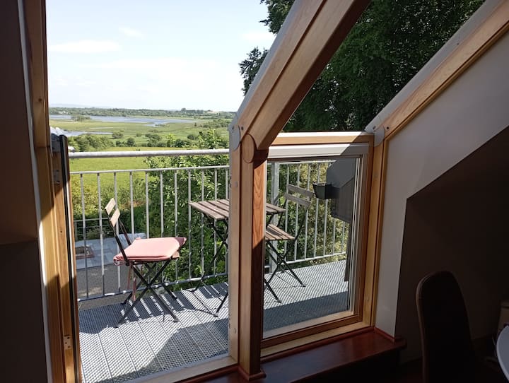 Studio Apartment Overlooking Lake - Ennis