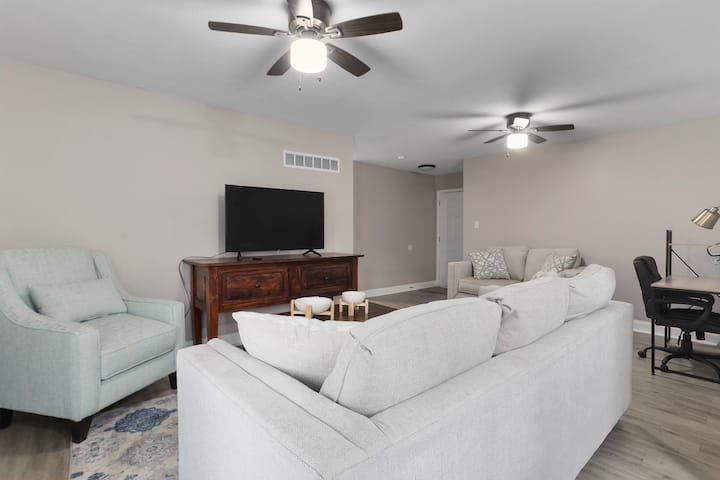 Cozy Updated 3br/advent Health - Overland Park, KS