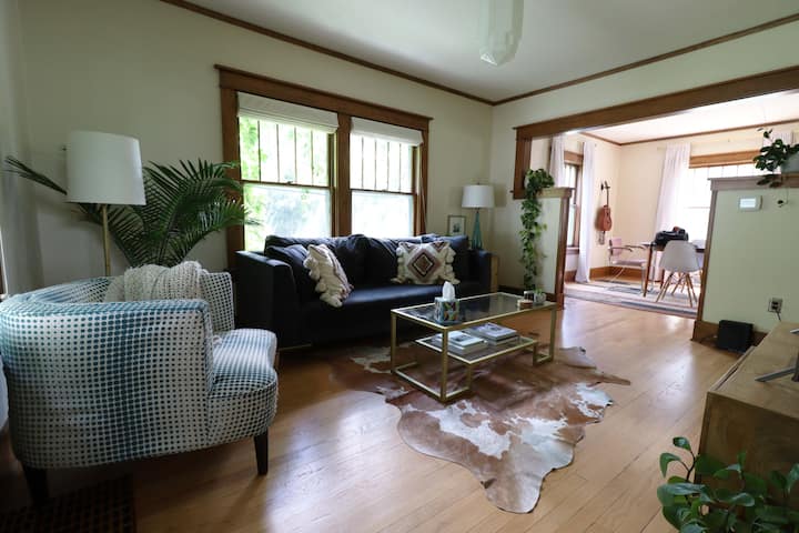 Adorable 1920s East Side Home - 아이오와시티