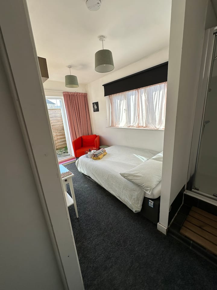 En Suite Room & Own Garden Entry - Filton