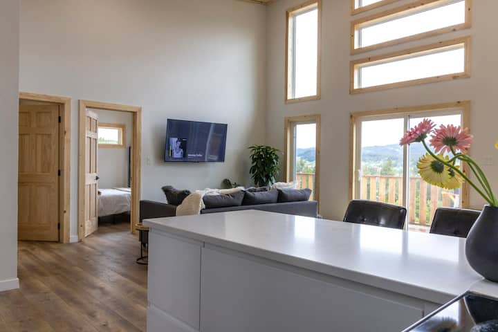The Crowsnest Mountain Lodge At 102 Southmore - Blairmore