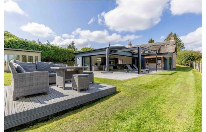 Views, Privacy, Hot Tub, Sauna, Bar, Cinema Screen - Wroxham