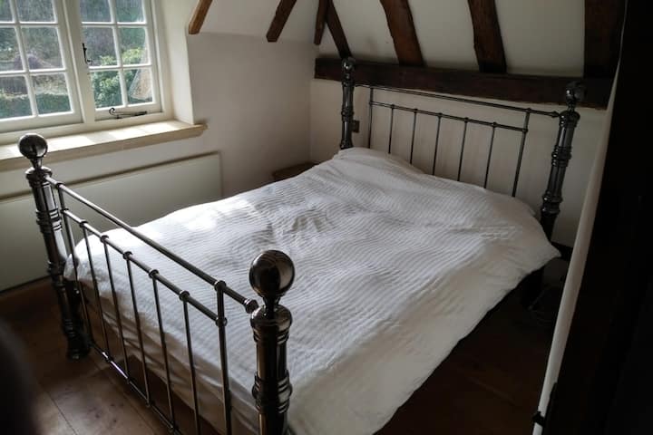 Church Cottage. Queen Bedroom. - Littlehampton